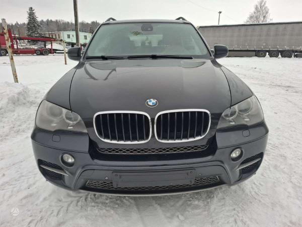 Black BMW X5 2012 in Kaunas, with an engine capacity of 3.00 L and mileage of 305 thousand km for 7500 €, photo 5 on AUTOMOTO.COM.LV
