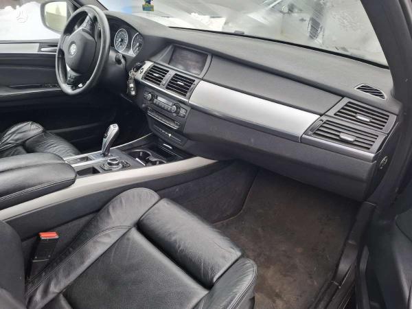 Black BMW X5 2012 in Kaunas, with an engine capacity of 3.00 L and mileage of 305 thousand km for 7500 €, photo 8 on AUTOMOTO.COM.LV