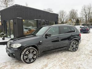 Black BMW X5 2012 in Riga, with an engine capacity of 3.00 L and mileage of 280 thousand km for 12990 €, photo 8 on AUTOMOTO.COM.LV
