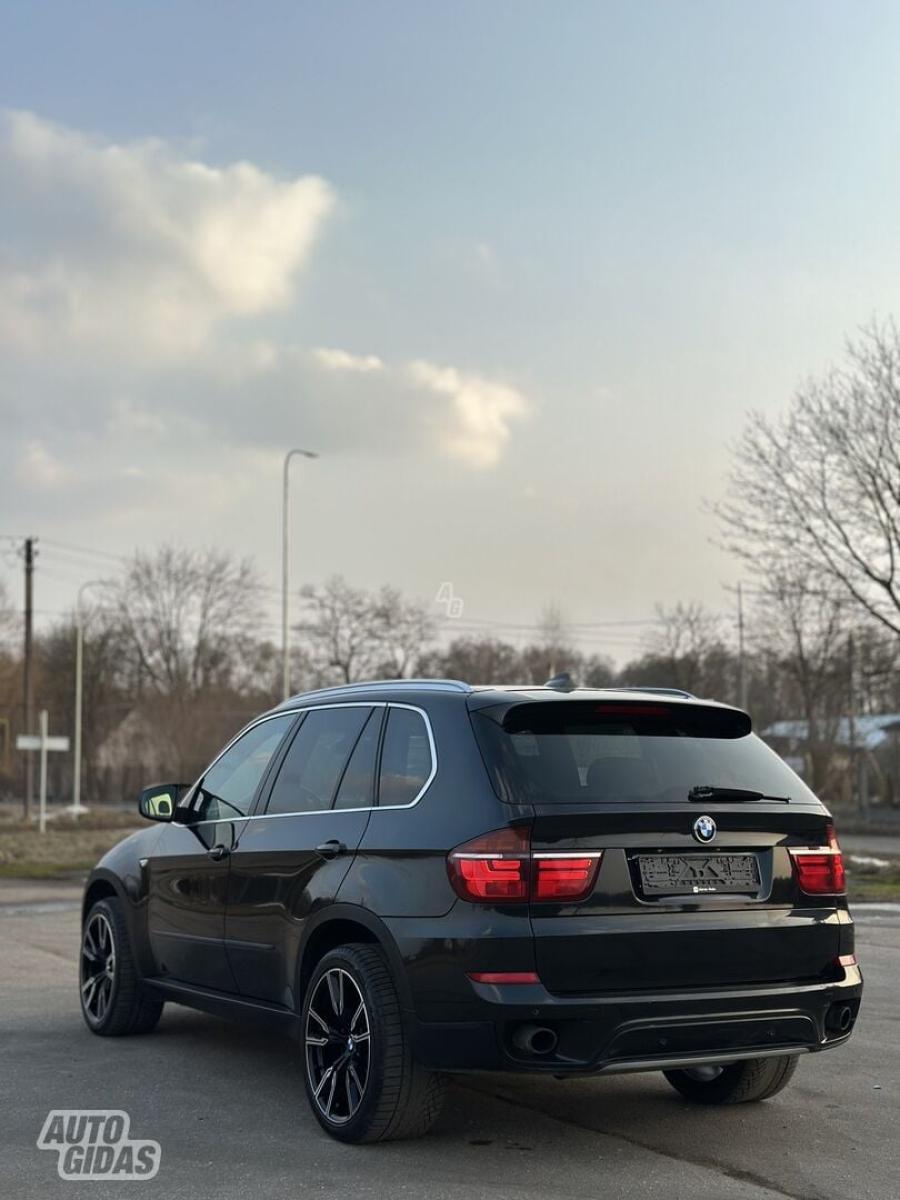 Black BMW X5 2012 in Vilnius, with an engine capacity of 3.00 L and mileage of 289 thousand km for 9350 €, photo 5 on AUTOMOTO.COM.LV