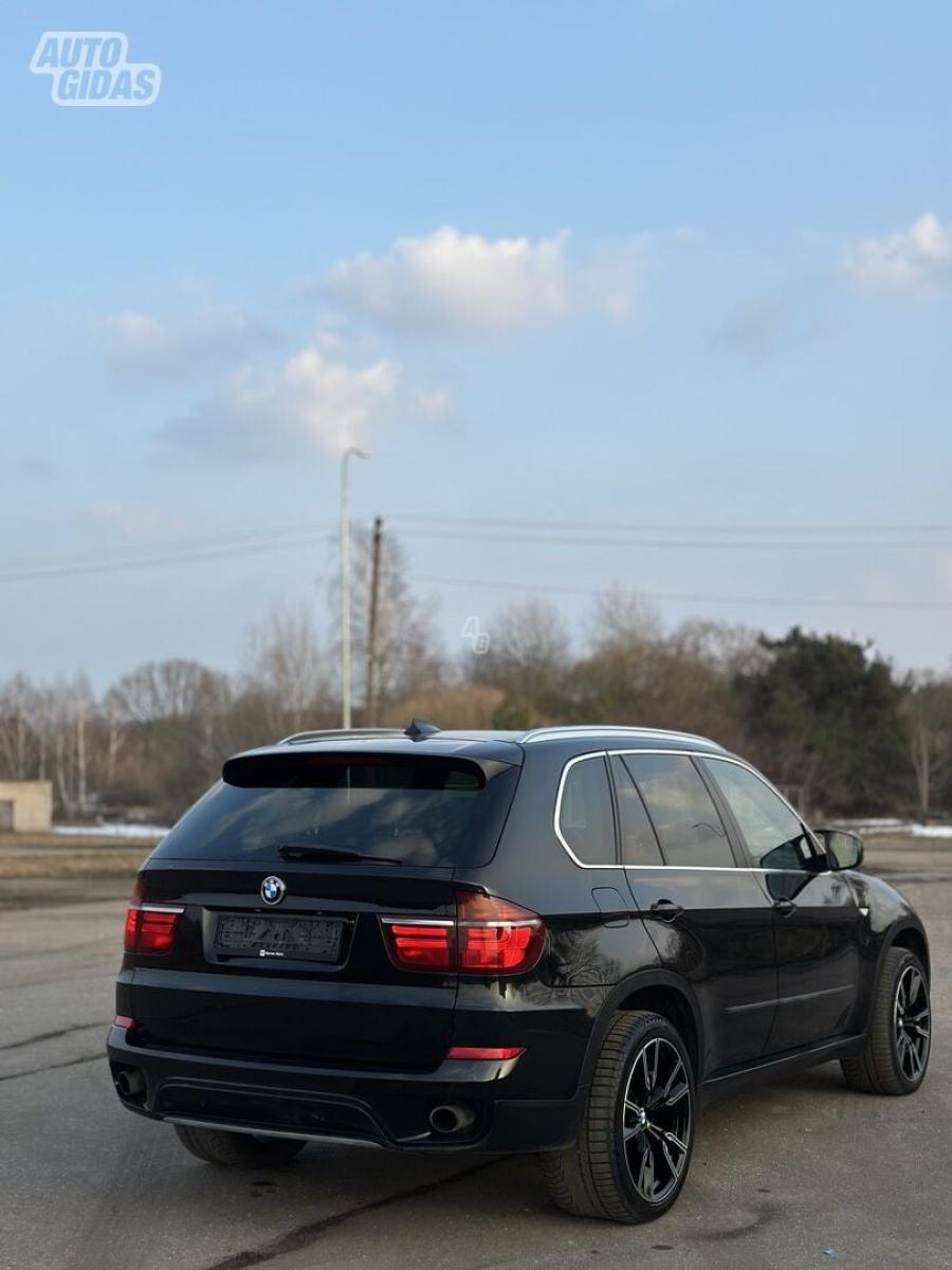 Black BMW X5 2012 in Vilnius, with an engine capacity of 3.00 L and mileage of 289 thousand km for 9350 €, photo 6 on AUTOMOTO.COM.LV