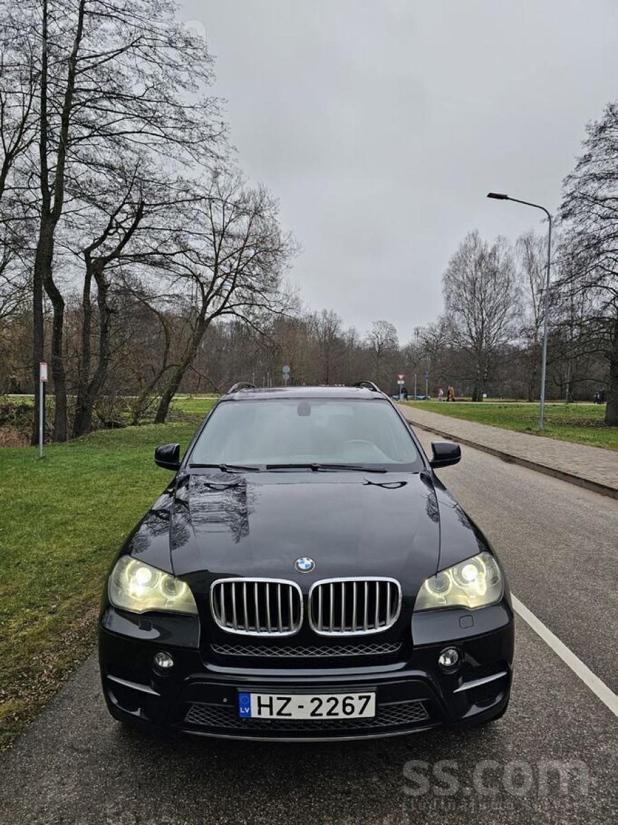Black BMW X5 2012 in Riga, with an engine capacity of 3.00 L and mileage of 302 thousand km for 13900 €, photo 1 on AUTOMOTO.COM.LV
