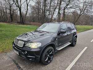 Black BMW X5 2012 in Riga, with an engine capacity of 3.00 L and mileage of 302 thousand km for 13900 €, photo 4 on AUTOMOTO.COM.LV