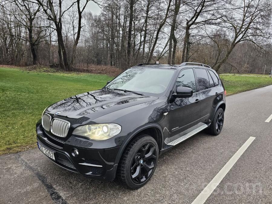 Black BMW X5 2012 in Riga, with an engine capacity of 3.00 L and mileage of 302 thousand km for 13900 €, photo 4 on AUTOMOTO.COM.LV