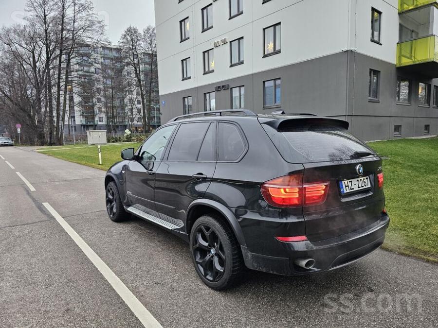 Black BMW X5 2012 in Riga, with an engine capacity of 3.00 L and mileage of 302 thousand km for 13900 €, photo 7 on AUTOMOTO.COM.LV