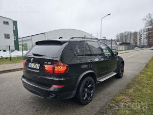 Black BMW X5 2012 in Riga, with an engine capacity of 3.00 L and mileage of 302 thousand km for 13900 €, photo 8 on AUTOMOTO.COM.LV