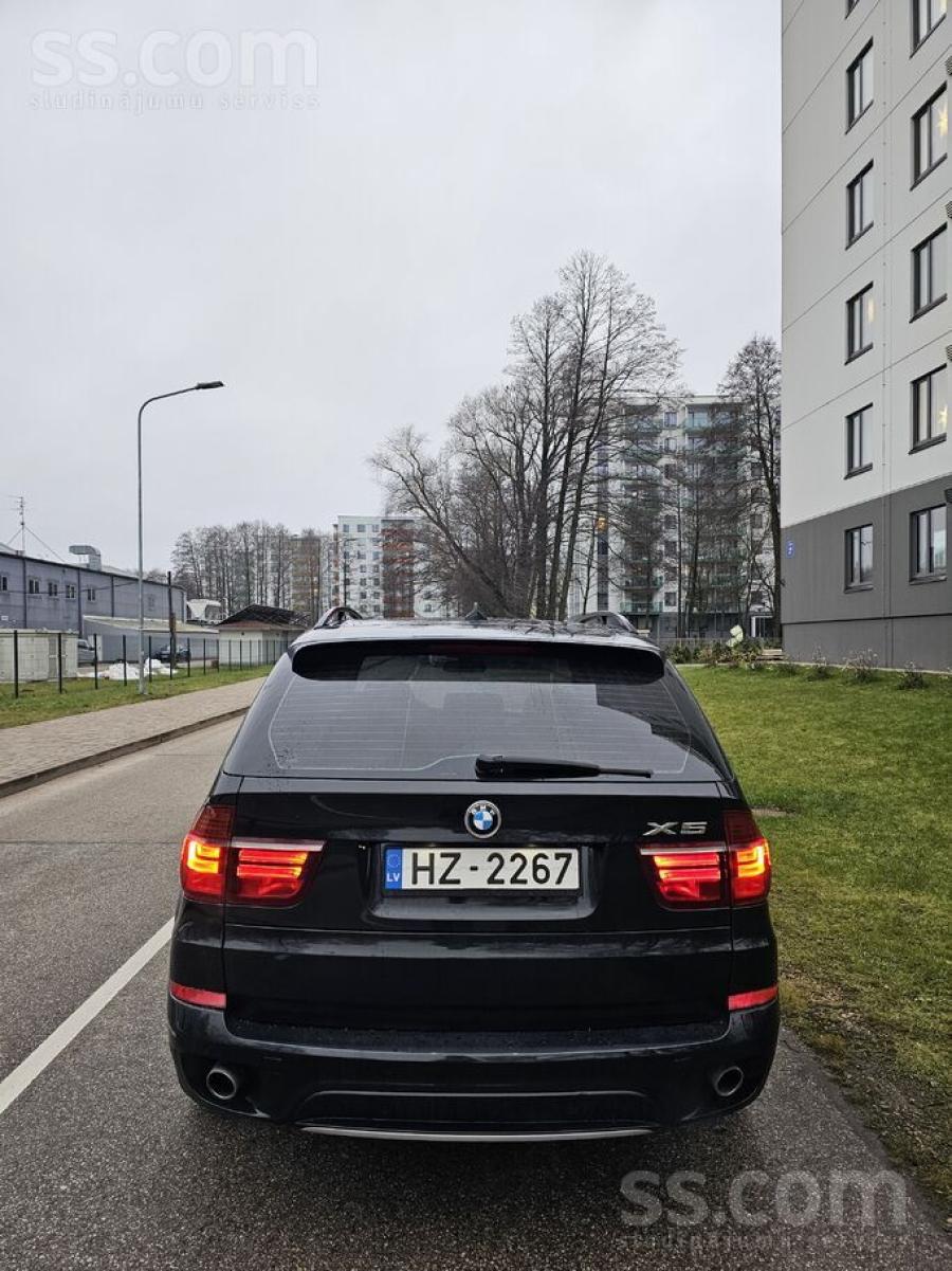 Black BMW X5 2012 in Riga, with an engine capacity of 3.00 L and mileage of 302 thousand km for 13900 €, photo 9 on AUTOMOTO.COM.LV