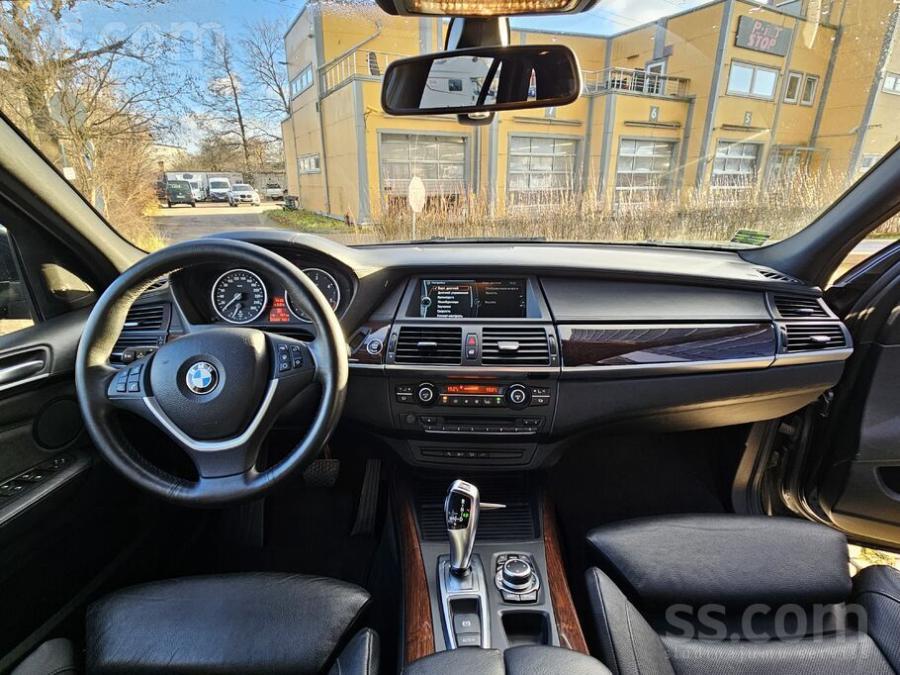 Black BMW X5 2012 in Riga, with an engine capacity of 3.00 L and mileage of 302 thousand km for 13900 €, photo 11 on AUTOMOTO.COM.LV