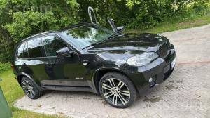 Black BMW X5 2012 in Riga, with an engine capacity of 3.00 L and mileage of 297 thousand km for 15500 €, photo  on AUTOMOTO.COM.LV