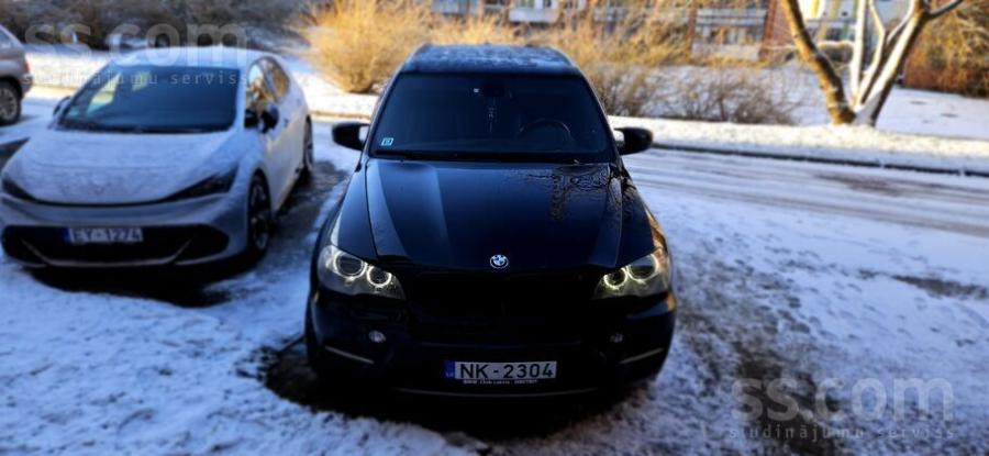 Black BMW X5 2012 in Cesis, with an engine capacity of 3.00 L and mileage of 264 thousand km for 13300 €, photo 1 on AUTOMOTO.COM.LV