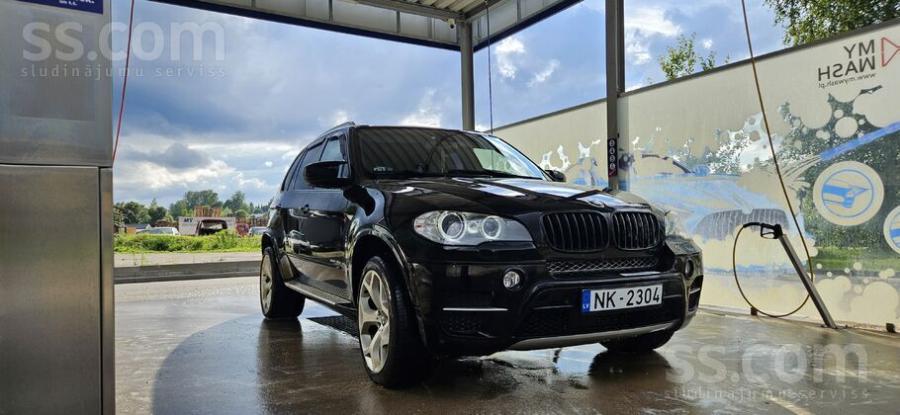 Black BMW X5 2012 in Cesis, with an engine capacity of 3.00 L and mileage of 264 thousand km for 13300 €, photo 3 on AUTOMOTO.COM.LV