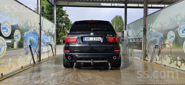Black BMW X5 2012 in Cesis, with an engine capacity of 3.00 L and mileage of 264 thousand km for 13300 €, photo 3 on AUTOMOTO.COM.LV