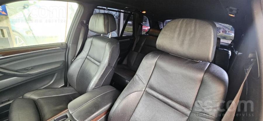 Black BMW X5 2012 in Cesis, with an engine capacity of 3.00 L and mileage of 264 thousand km for 13300 €, photo 13 on AUTOMOTO.COM.LV