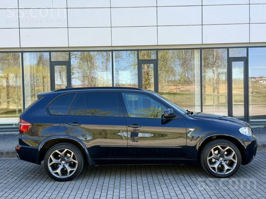 Black BMW X5 2012 in Tukums, with an engine capacity of 3.00 L and mileage of 204 thousand km for 13600 €, photo 3 on AUTOMOTO.COM.LV