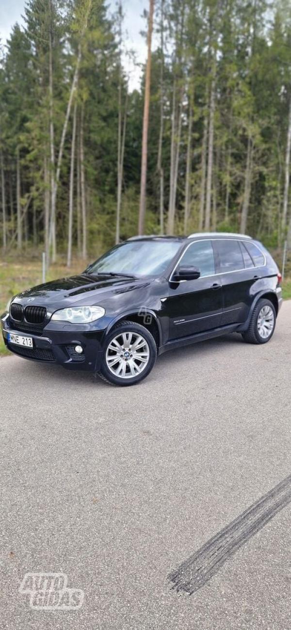 Black BMW X5 2012 in Vilnius, with an engine capacity of 3.00 L and mileage of 320 thousand km for 10499 €, photo 1 on AUTOMOTO.COM.LV