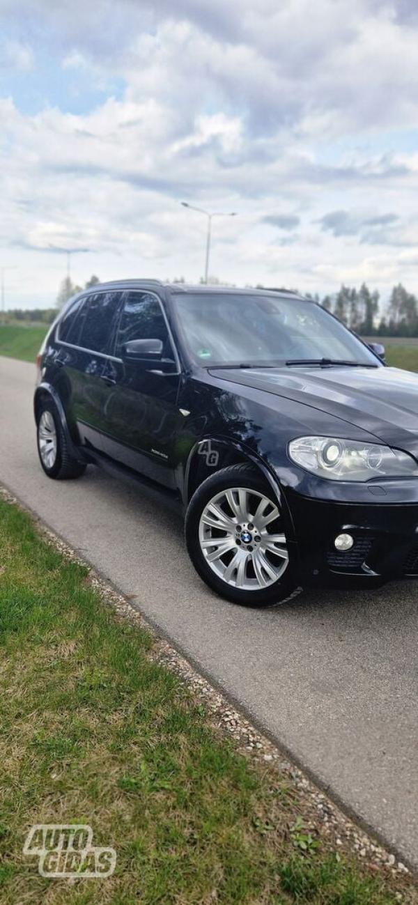 Black BMW X5 2012 in Vilnius, with an engine capacity of 3.00 L and mileage of 320 thousand km for 10499 €, photo 2 on AUTOMOTO.COM.LV