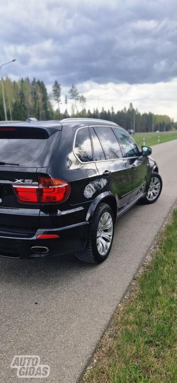 Black BMW X5 2012 in Vilnius, with an engine capacity of 3.00 L and mileage of 320 thousand km for 10499 €, photo 5 on AUTOMOTO.COM.LV