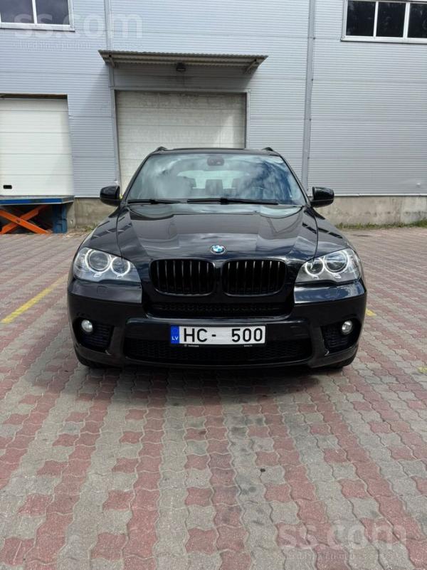 Black BMW X5 2012 in Riga, with an engine capacity of 3.00 L and mileage of 210 thousand km for 16500 €, photo 1 on AUTOMOTO.COM.LV