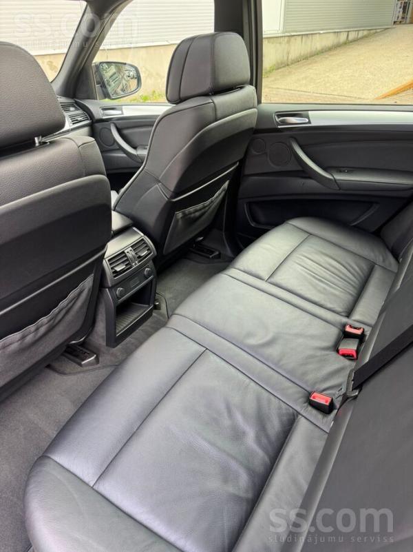 Black BMW X5 2012 in Riga, with an engine capacity of 3.00 L and mileage of 210 thousand km for 16500 €, photo 9 on AUTOMOTO.COM.LV