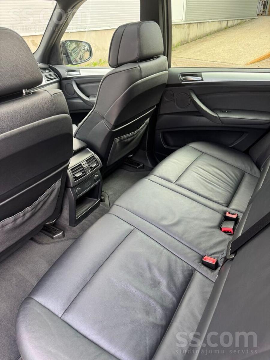Black BMW X5 2012 in Riga, with an engine capacity of 3.00 L and mileage of 210 thousand km for 16500 €, photo 10 on AUTOMOTO.COM.LV