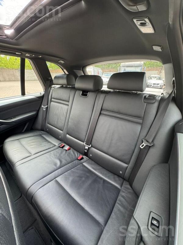 Black BMW X5 2012 in Riga, with an engine capacity of 3.00 L and mileage of 210 thousand km for 16500 €, photo 10 on AUTOMOTO.COM.LV