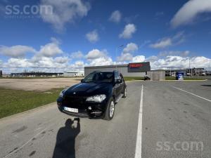 Melns BMW X5 2012 Liepāja, ar dzinēja tilpumu 3.00 L un nobraukumu 176 tūkst. km par 13000 €, foto  vietnē AUTOMOTO.COM.LV