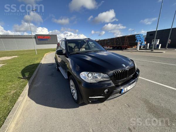 Black BMW X5 2012 in Liepaja, with an engine capacity of 3.00 L and mileage of 176 thousand km for 13000 €, photo 3 on AUTOMOTO.COM.LV
