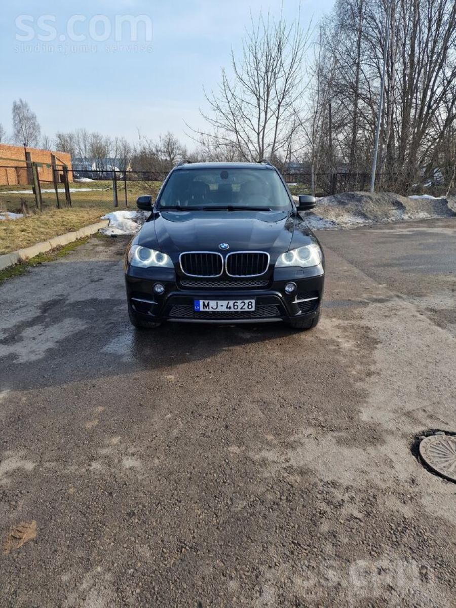 Black BMW X5 2012 in Riga, with an engine capacity of 3.00 L and mileage of 276 thousand km for 13500 €, photo 1 on AUTOMOTO.COM.LV