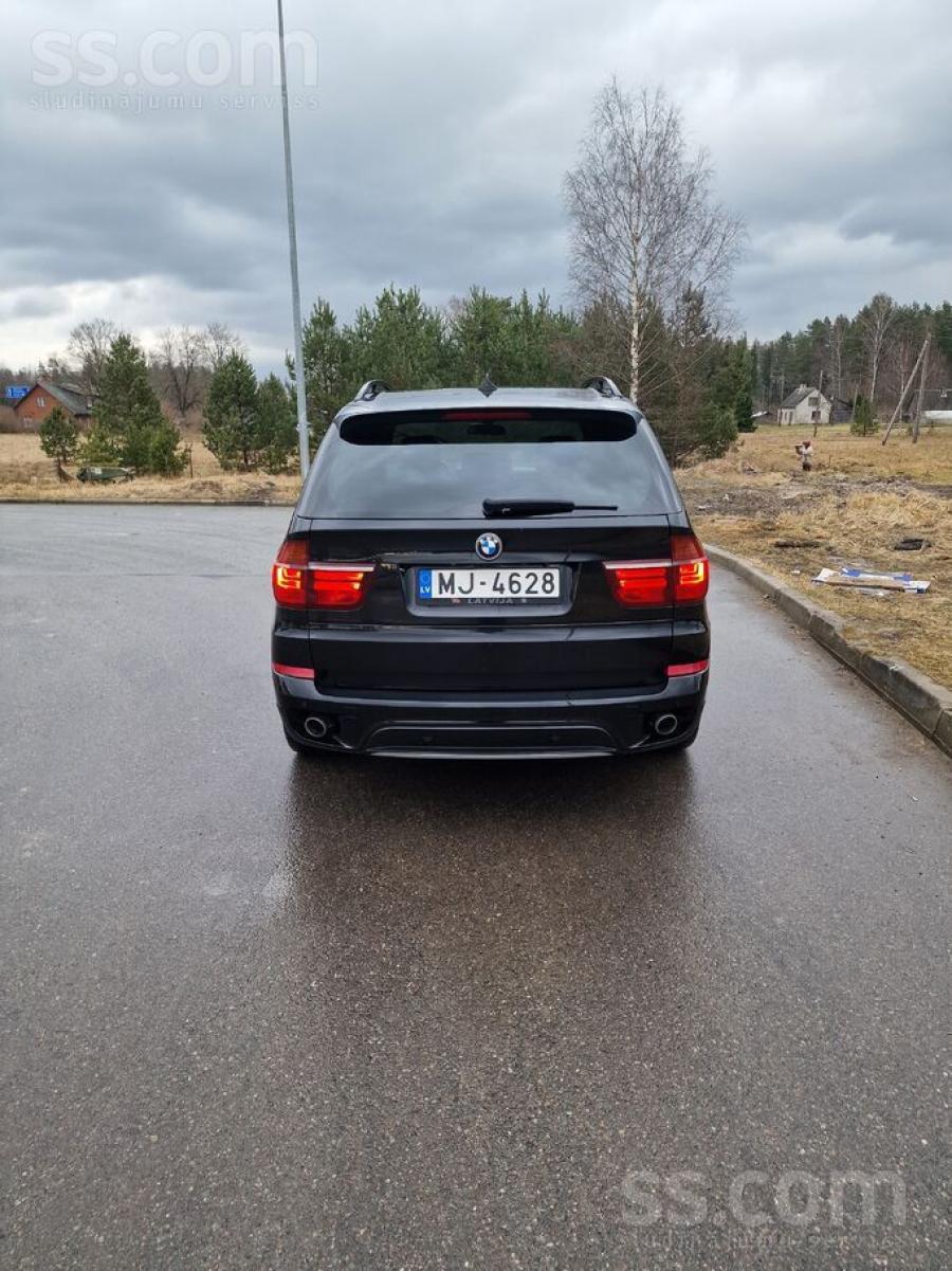 Black BMW X5 2012 in Riga, with an engine capacity of 3.00 L and mileage of 276 thousand km for 13500 €, photo 3 on AUTOMOTO.COM.LV