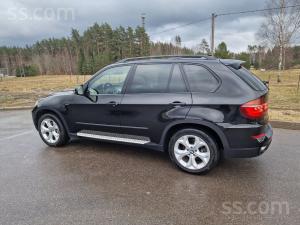 Black BMW X5 2012 in Riga, with an engine capacity of 3.00 L and mileage of 276 thousand km for 13500 €, photo 4 on AUTOMOTO.COM.LV