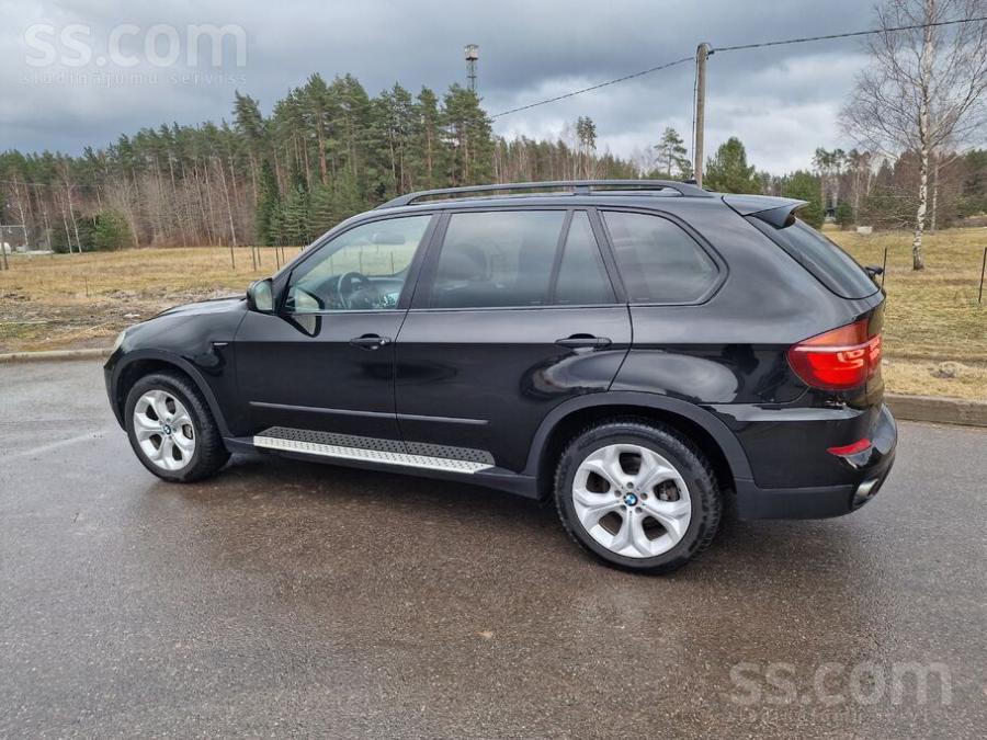 Black BMW X5 2012 in Riga, with an engine capacity of 3.00 L and mileage of 276 thousand km for 13500 €, photo 4 on AUTOMOTO.COM.LV