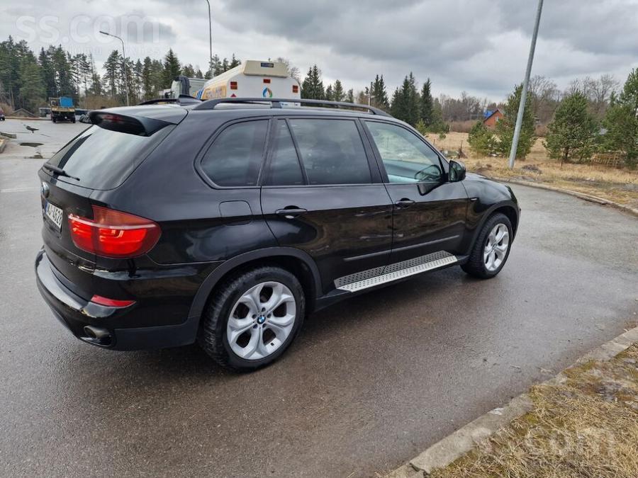 Black BMW X5 2012 in Riga, with an engine capacity of 3.00 L and mileage of 276 thousand km for 13500 €, photo 5 on AUTOMOTO.COM.LV