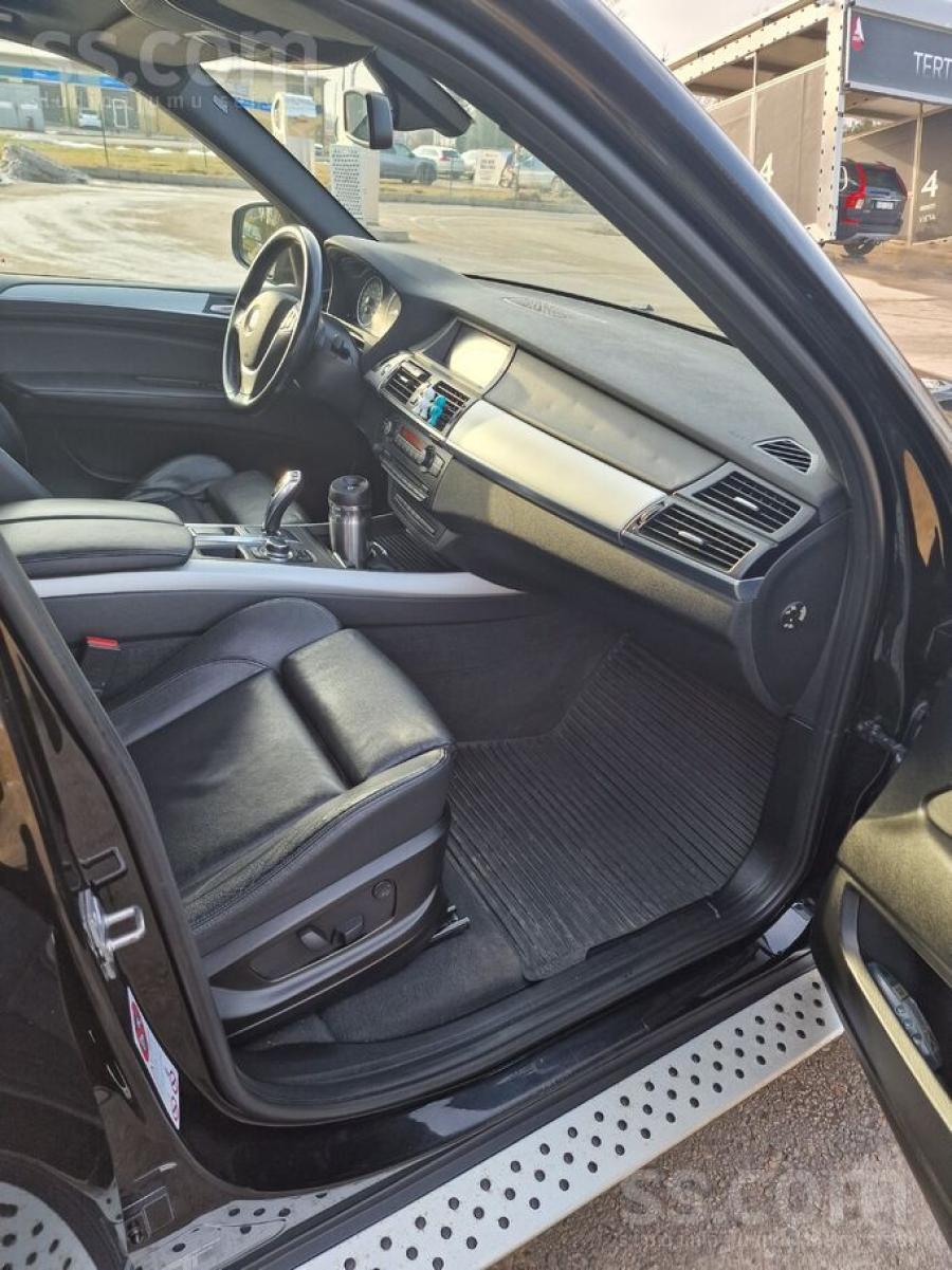 Black BMW X5 2012 in Riga, with an engine capacity of 3.00 L and mileage of 276 thousand km for 13500 €, photo 6 on AUTOMOTO.COM.LV