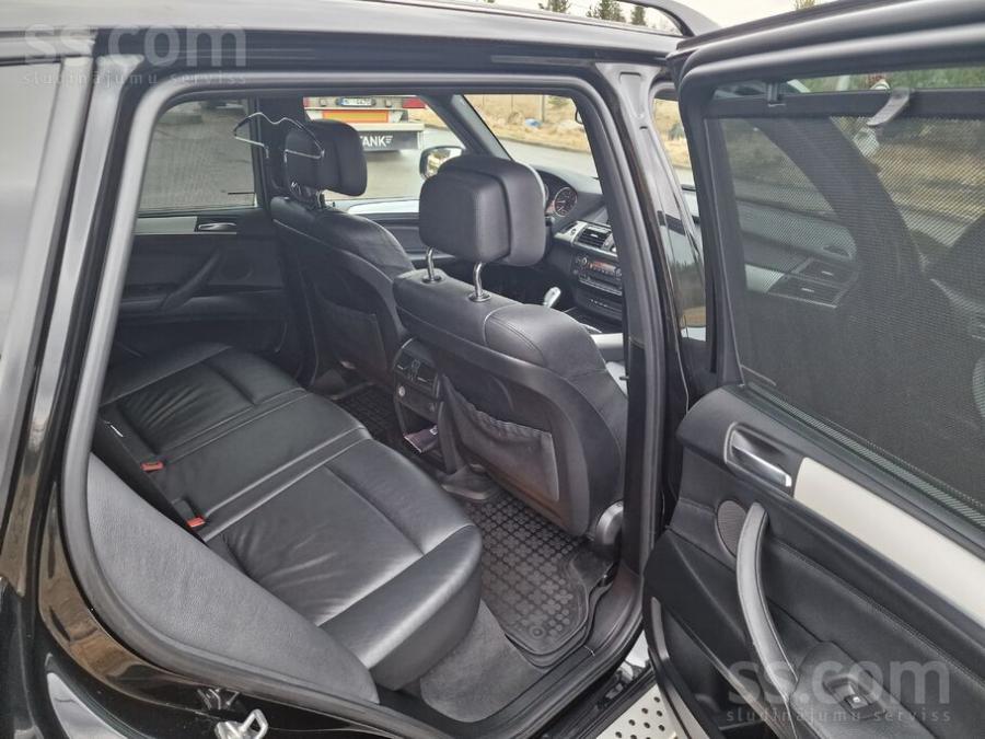 Black BMW X5 2012 in Riga, with an engine capacity of 3.00 L and mileage of 276 thousand km for 13500 €, photo 7 on AUTOMOTO.COM.LV