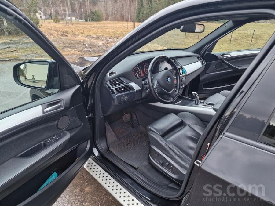 Black BMW X5 2012 in Riga, with an engine capacity of 3.00 L and mileage of 276 thousand km for 13500 €, photo 8 on AUTOMOTO.COM.LV