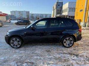 Black BMW X5 2012 in Riga, with an engine capacity of 3.00 L and mileage of 250 thousand km for 16500 €, photo 4 on AUTOMOTO.COM.LV