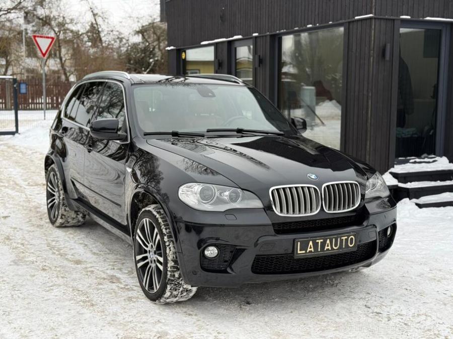 Black BMW X5 2012 in Riga, with an engine capacity of 3.00 L and mileage of 280 thousand km for 12990 €, photo 1 on AUTOMOTO.COM.LV