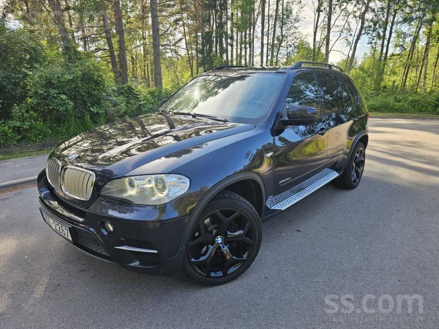 Black BMW X5 2012 in Riga, with an engine capacity of 3.00 L and mileage of 302 thousand km for 13150 €, photo 1 on AUTOMOTO.COM.LV