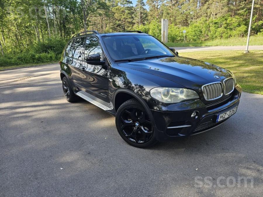 Black BMW X5 2012 in Riga, with an engine capacity of 3.00 L and mileage of 302 thousand km for 13150 €, photo 3 on AUTOMOTO.COM.LV