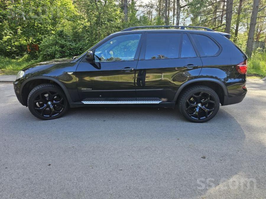 Black BMW X5 2012 in Riga, with an engine capacity of 3.00 L and mileage of 302 thousand km for 13150 €, photo 4 on AUTOMOTO.COM.LV