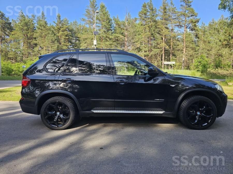 Black BMW X5 2012 in Riga, with an engine capacity of 3.00 L and mileage of 302 thousand km for 13150 €, photo 5 on AUTOMOTO.COM.LV