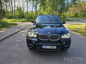Black BMW X5 2012 in Riga, with an engine capacity of 3.00 L and mileage of 302 thousand km for 13150 €, photo 6 on AUTOMOTO.COM.LV