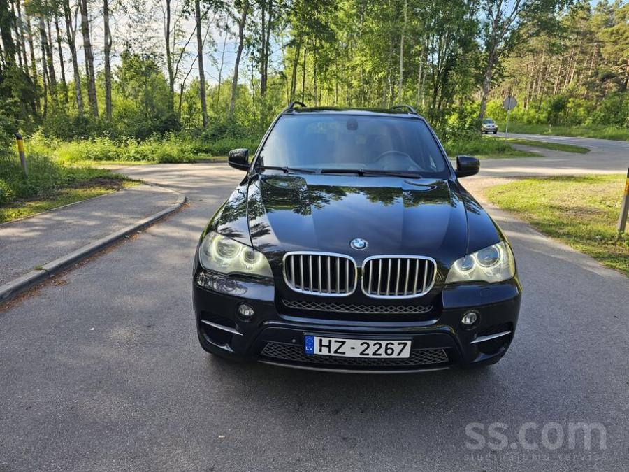 Black BMW X5 2012 in Riga, with an engine capacity of 3.00 L and mileage of 302 thousand km for 13150 €, photo 6 on AUTOMOTO.COM.LV