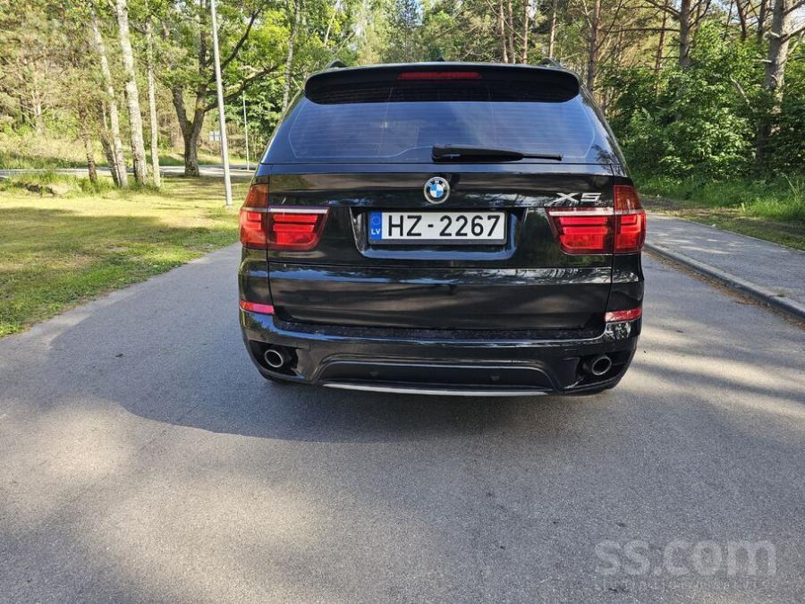 Black BMW X5 2012 in Riga, with an engine capacity of 3.00 L and mileage of 302 thousand km for 13150 €, photo 7 on AUTOMOTO.COM.LV
