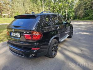 Black BMW X5 2012 in Riga, with an engine capacity of 3.00 L and mileage of 302 thousand km for 13150 €, photo 8 on AUTOMOTO.COM.LV
