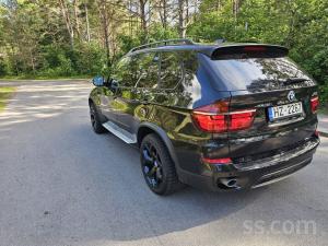 Black BMW X5 2012 in Riga, with an engine capacity of 3.00 L and mileage of 302 thousand km for 13150 €, photo 9 on AUTOMOTO.COM.LV