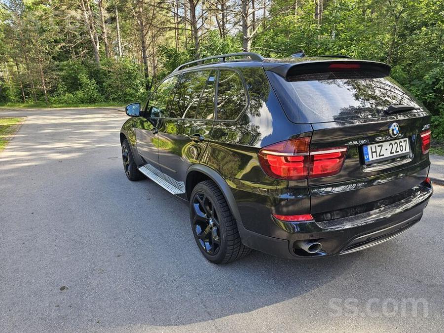 Black BMW X5 2012 in Riga, with an engine capacity of 3.00 L and mileage of 302 thousand km for 13150 €, photo 9 on AUTOMOTO.COM.LV