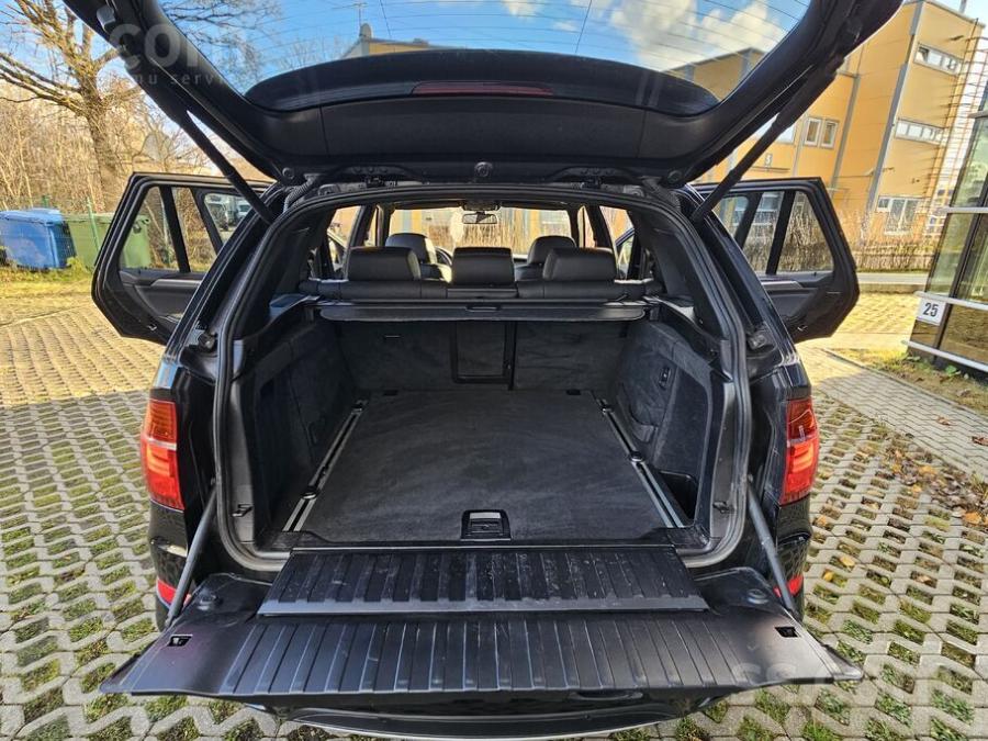 Black BMW X5 2012 in Riga, with an engine capacity of 3.00 L and mileage of 302 thousand km for 13150 €, photo 12 on AUTOMOTO.COM.LV