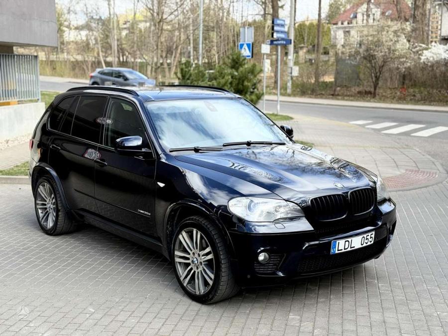Black BMW X5 2012 in Vilnius, with an engine capacity of 3.00 L and mileage of 289 thousand km for 10900 €, photo 3 on AUTOMOTO.COM.LV