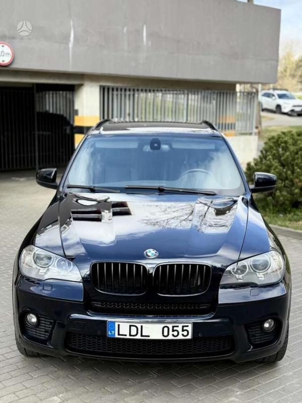 Black BMW X5 2012 in Vilnius, with an engine capacity of 3.00 L and mileage of 289 thousand km for 10900 €, photo 3 on AUTOMOTO.COM.LV